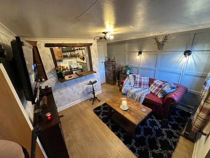 Charming Hidden Tudor Garden Lodge • Dogs Welcome - Woking