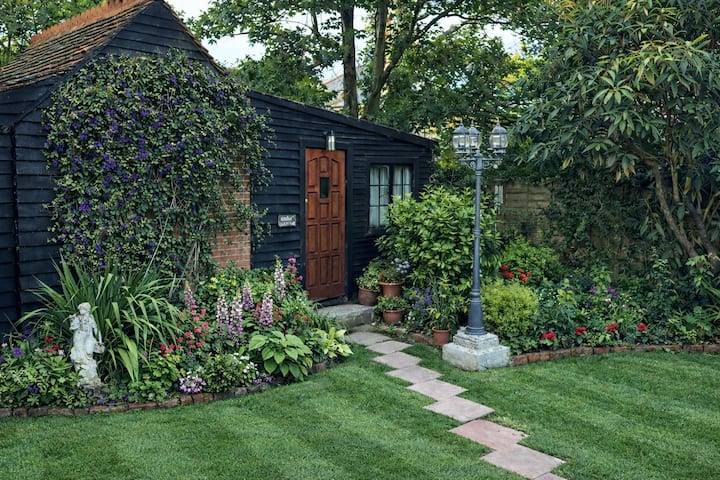 Hidden Garden Lodge In Central  Old Woking. - Woking