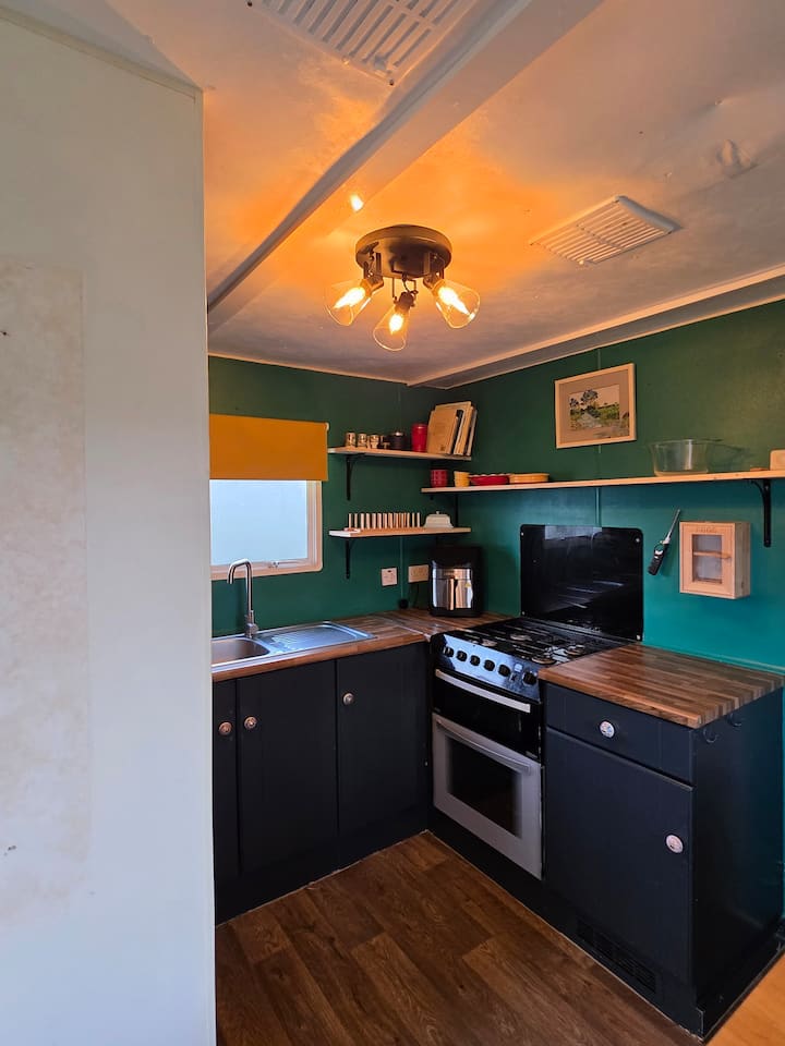 Dora's 
Static Caravan 
@ Harriets Hideaway - Polperro