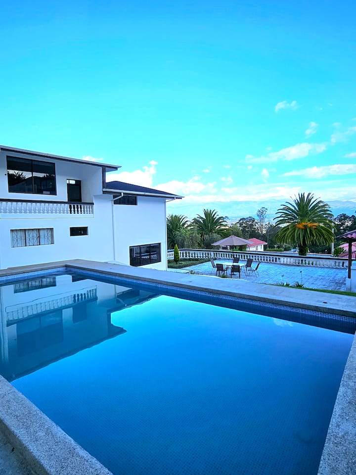 Mansión House Piscina, Cancha Volley Y Camas King! - Quito