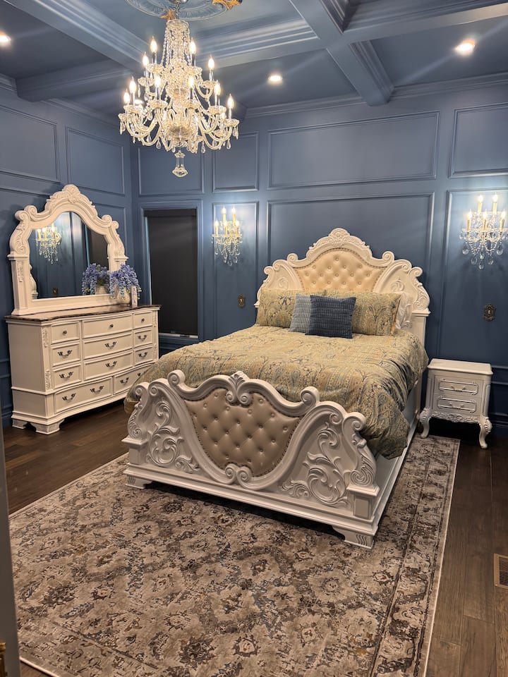 Chandelier House - Aurora, MO