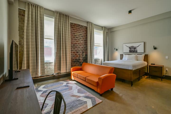 The Lostro-deluxe Queen Studio - Full Kitchen - Athens, OH