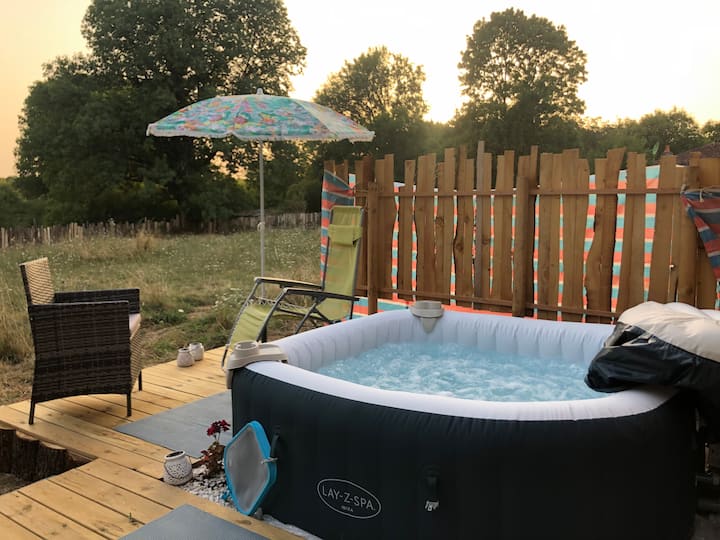 Walnut Barn Is Located In A Peaceful French Hamlet - Le Vigeant