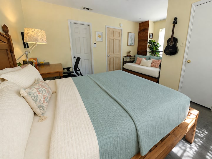 S. Irving Single Story Rowhouse - King Bed+twin - Irving, TX