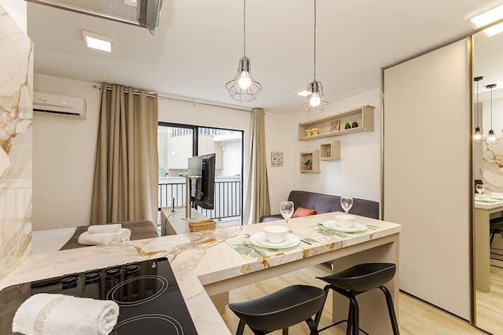 Studio Completo Com Varanda: A/c, Wi-fi E Smartv - Brazil