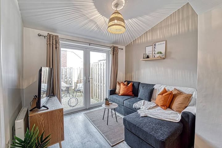 Modern 2-bed Tewkesbury Apartment + Parking Space - Tewkesbury