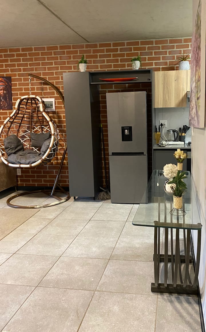 Stylish Kyalami Retreat - Midrand