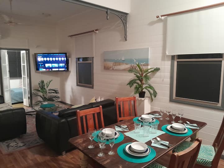 Sue's Retreat. Cosy & Clean, Character Home. - Rockhampton