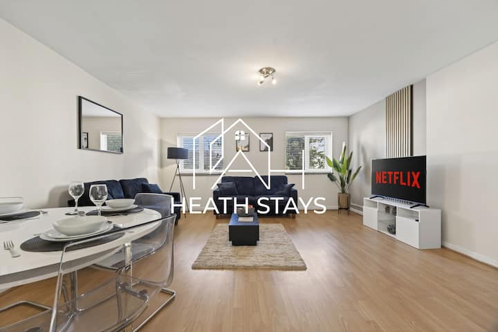 Newly Refurbished | Central | Free Parking, Wi-fi - Warwick