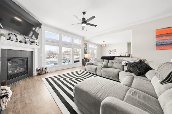 World Cup Retreat W/ Pool & Dual Kitchens - Liberty, MO