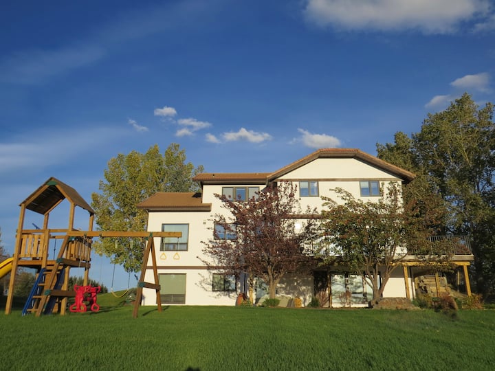 Rockyview Getaway: Your Prairie Escape To Rockies - Cochrane