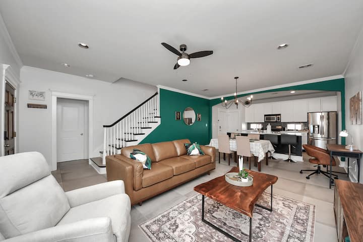 Central 3br Retreat W/ Fenced Yard + Balcony - Houston