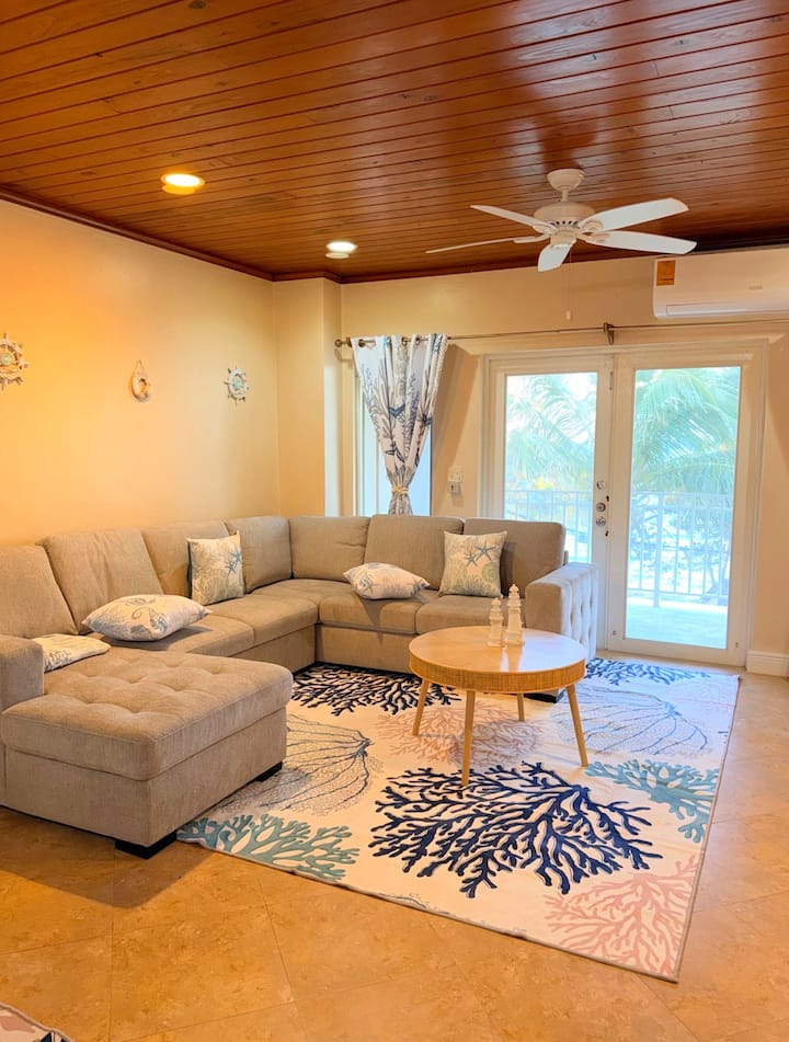 Spacious Oceanfront 4 Story Condo Near The Airport - Nassau