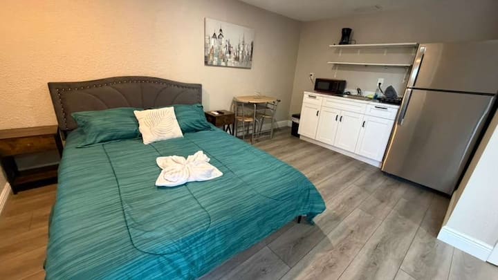 Enjoy Comfortable And Cleaning Room - Lakeland, FL