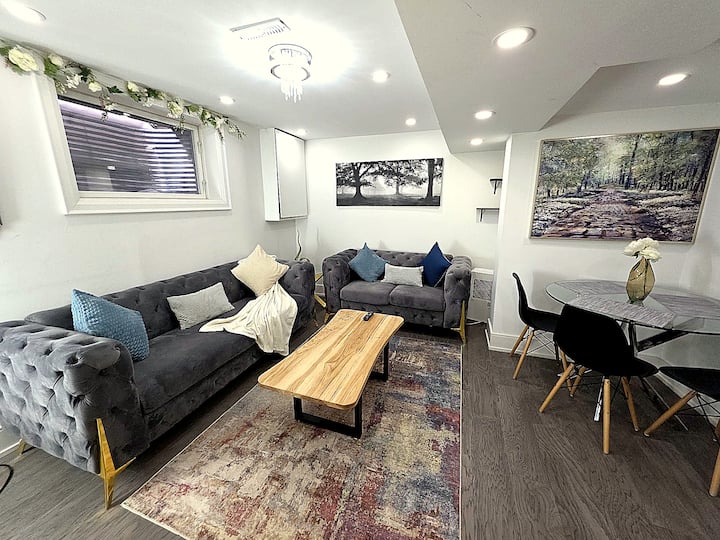 Azure Haven: Modern Apt 2b/1b, Kitchen, Parking! - Ajax