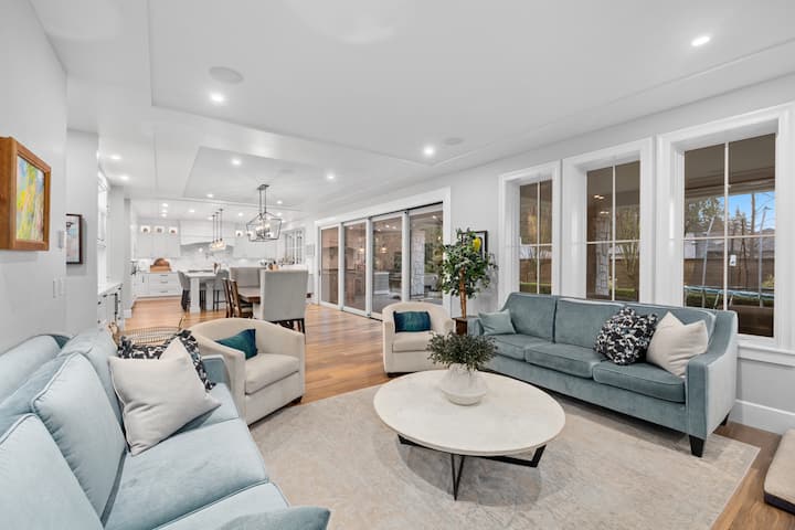 Edgemont Dream Home With Hot Tub, Pool Tbl- 30k/mo - North Vancouver