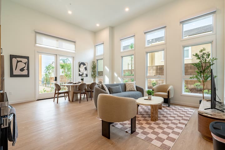Modern King 2b2b｜pool & Spa｜smart 4k Tvs In All Rm - Montclair, CA