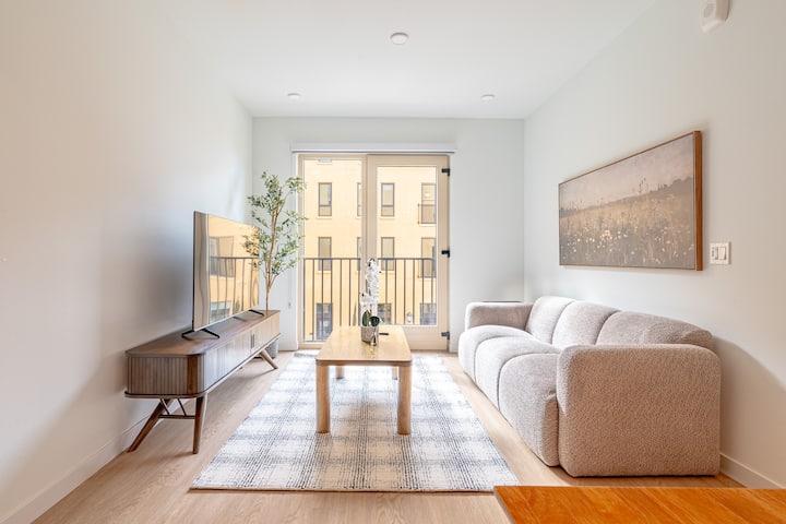 Modern King 1b1b｜pool & Spa｜smart 4k Tvs - Claremont