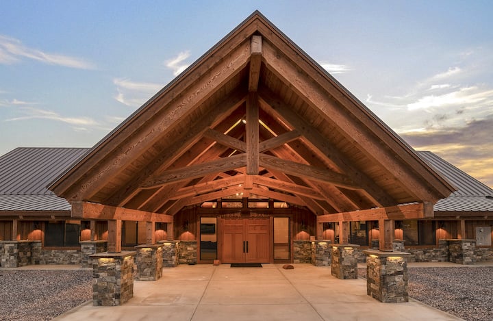 The Redmond Ranch Barn Home On The Deschutes River - Redmond, OR