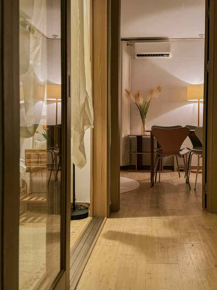 [초역세권]효창공원역30초|짐보관/감성휴식처/남산/이태원/명동/홍대/국립박물관/ott무료 - Seoul