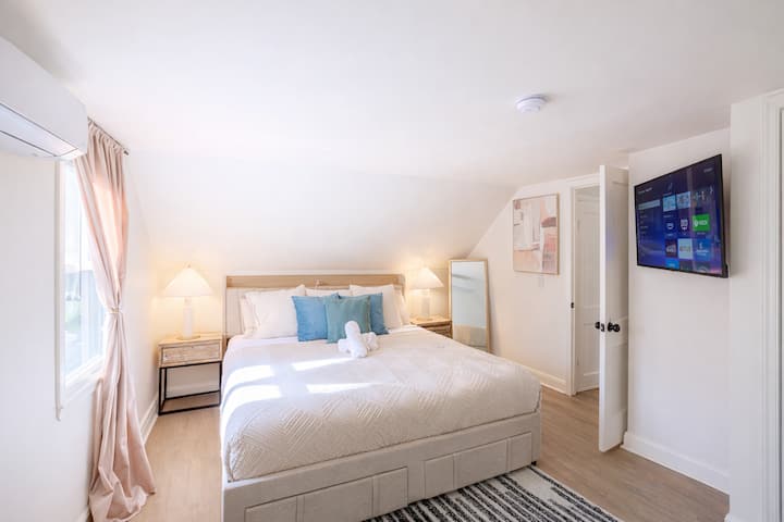 The Charming City Sky Lounge - Parkville, MD