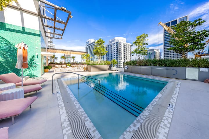 Brand New Downtown Studio With Gym & Rooftop Pool - Miami, FL
