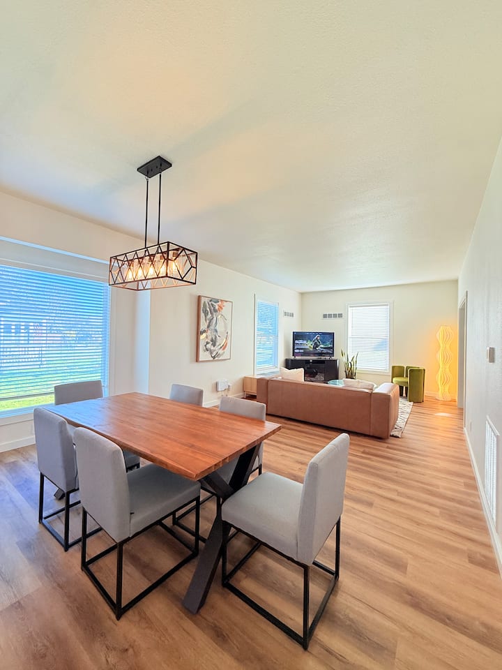 Spacious Home, Vaulted Ceilings Near Tacoma Dome - Tacoma, WA