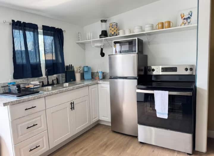 Cozy Studio Guest House - Bakersfield, CA