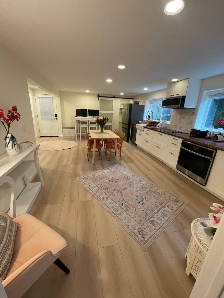 Newly Renovated 1br Near Uw & Children’s Hosp - Seattle, WA