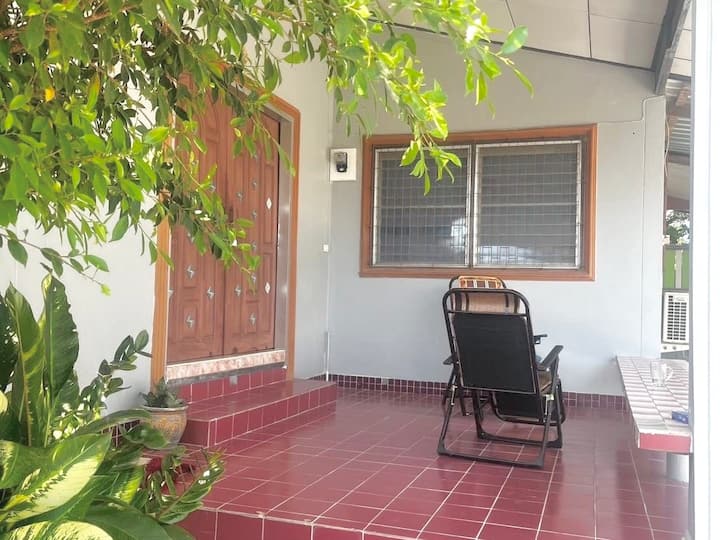 Vintage Home With Balcony. Full Of Green Plants - Mueang Surin District
