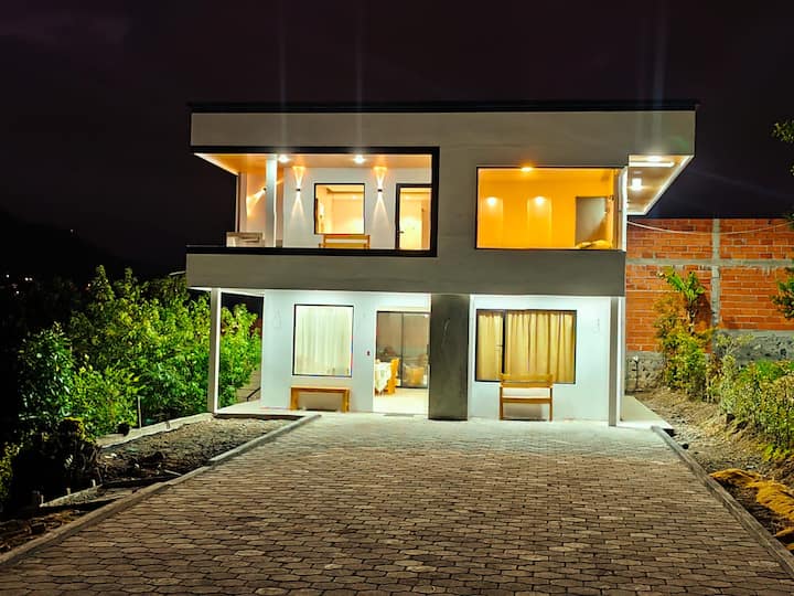 Casa Con Hermosa Vista, Amplia Y Moderna - Cañar