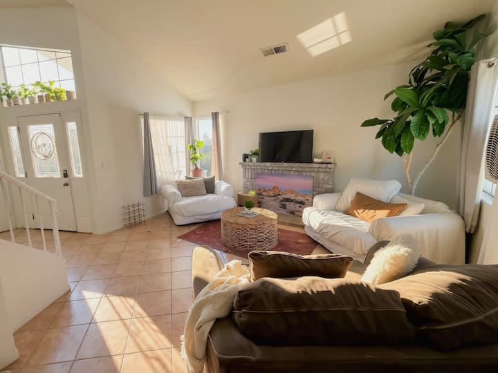 Entire Upstairs Boutique | 3br 2ba | Lake 5 Min - Lake Elsinore, CA