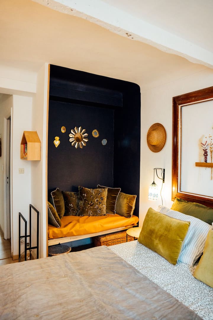 Nid Douillet Au Centre Du Village Historique. - Vence