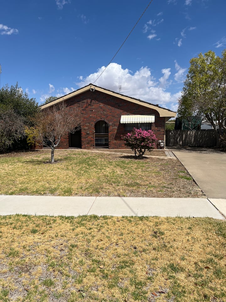 4 Bed House Kerang +2 Caravans & Ensuite In Shed - Kerang