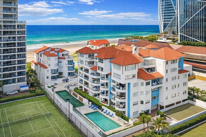 Modern 4br Apartment Near Ocean - Surfers Paradise
