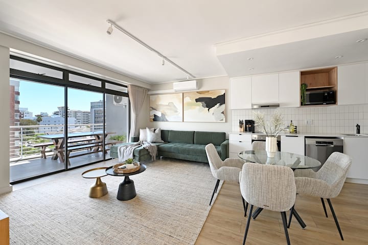 Sea Point 2 Br Gem | Walk To The Promenade - Camps Bay