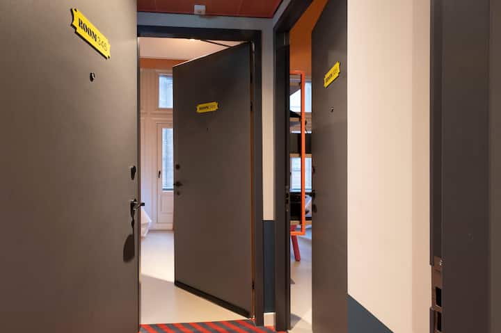 Deluxe Quadruple Room With Two Private Bathrooms - Amsterdam