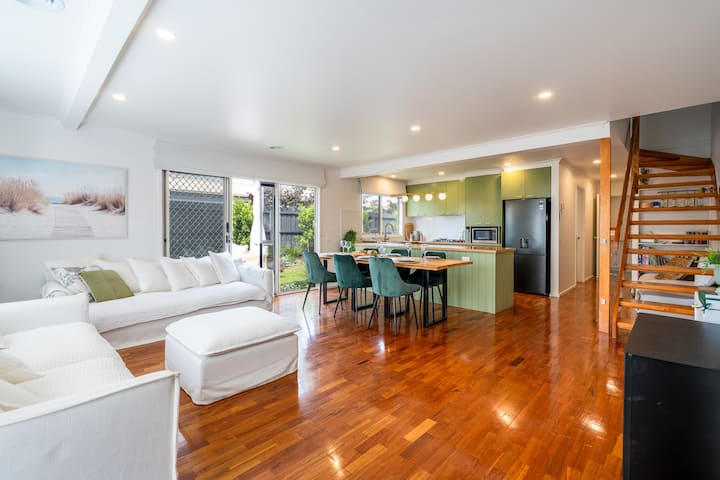 800m To Main Beach | River, Cafés & Shops - Leopold