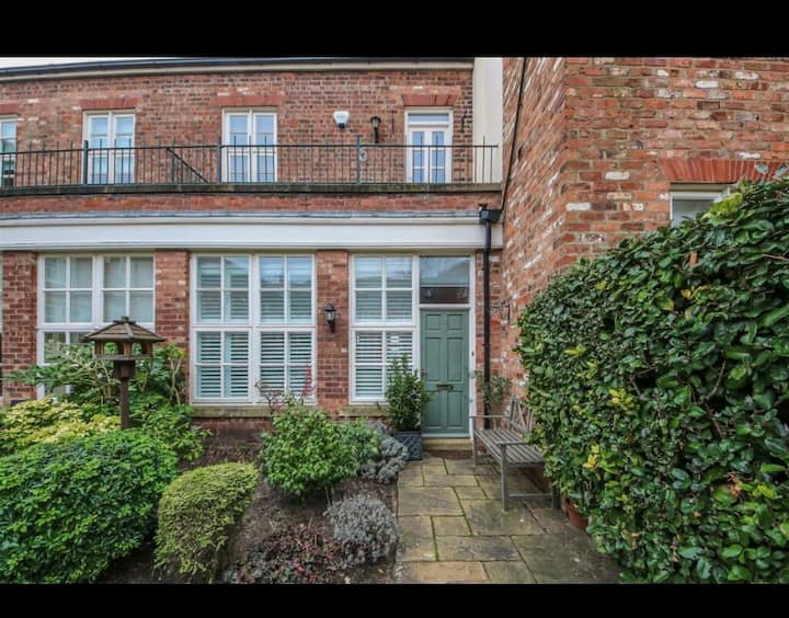 Stylish 2-bed, 2-bath, Private Parking, Balcony - Southport