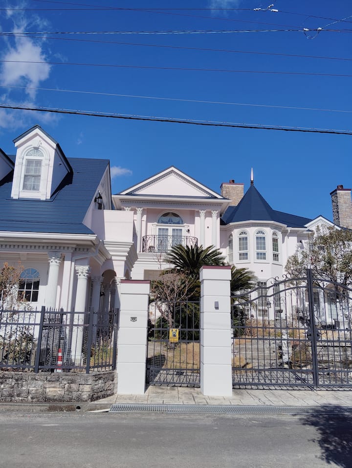 ディズニーランドのシンデレラ城をモデルにして建てられた河村邸宅の離れ - Kochi, Japan