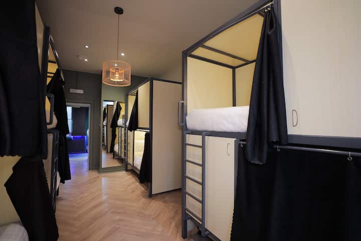 Revolver Glasgow: Premium Dorm For 8 - 4 Bunk Beds - Glasgow