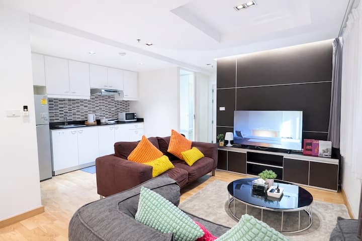 Comfortable 1br | 2 Beds + 1 Sofa Bed With Balcony - Bangkok