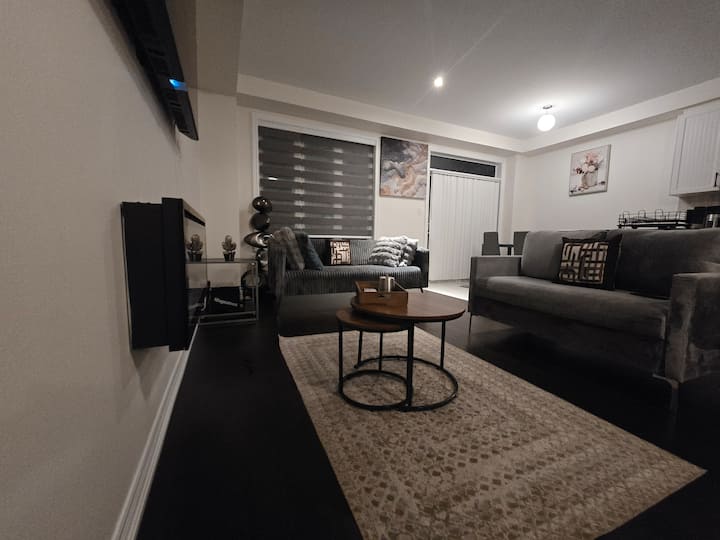 3br Townhome In Vaughan | Quiet Area+ Free Parking - Vaughan