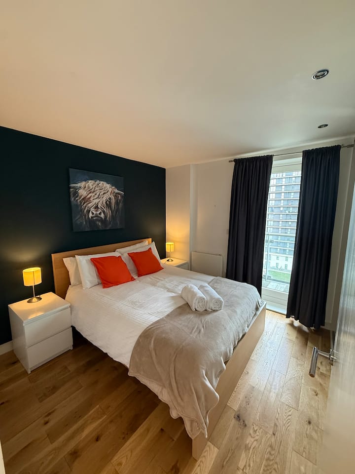 Stylish Riverfront Flat With Balcony Views - Glasgow