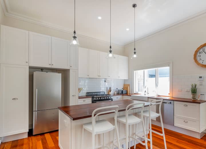 Walk To Cafés & Cbd | Character Home @ Hyde Park - Victoria Park