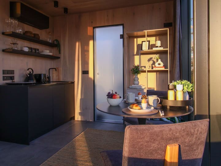 Luxury Mirrored Cabin With Hot Tub & Sauna - Wales