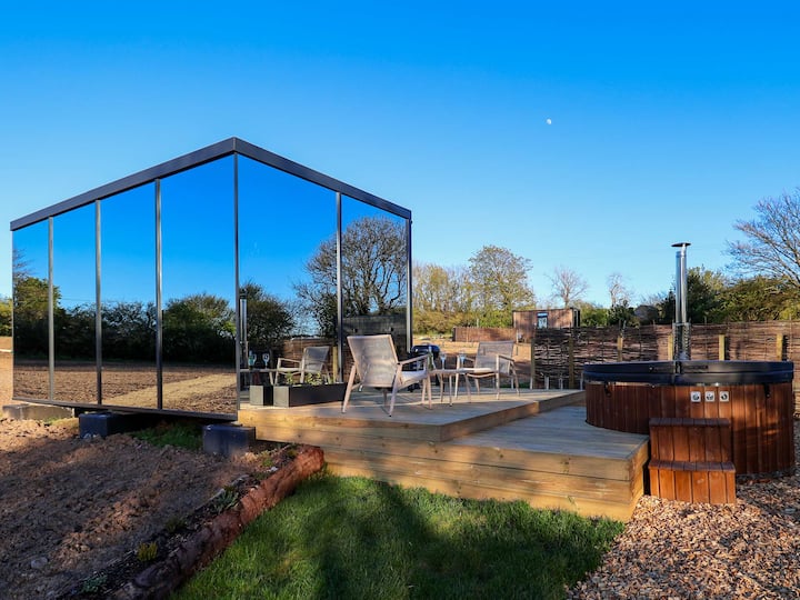 Luxury Mirrored Cabin With Hot Tub & Sauna - North Wales