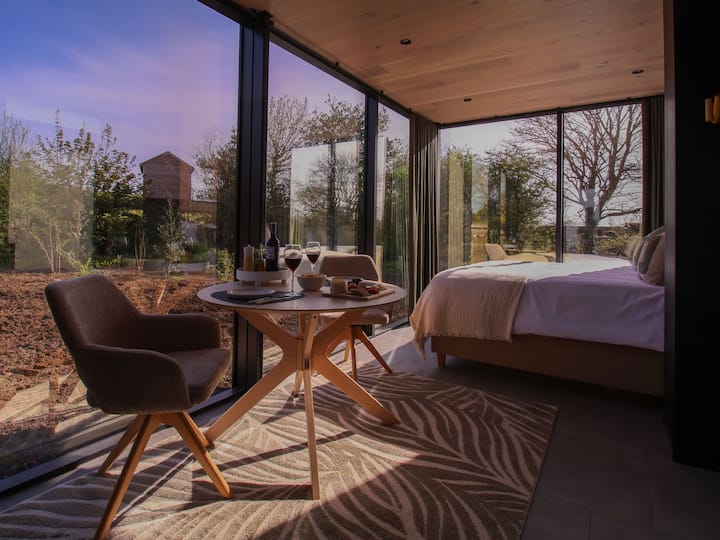 Stylish Mirrored Cabin With Hot Tub & Sauna - North Wales