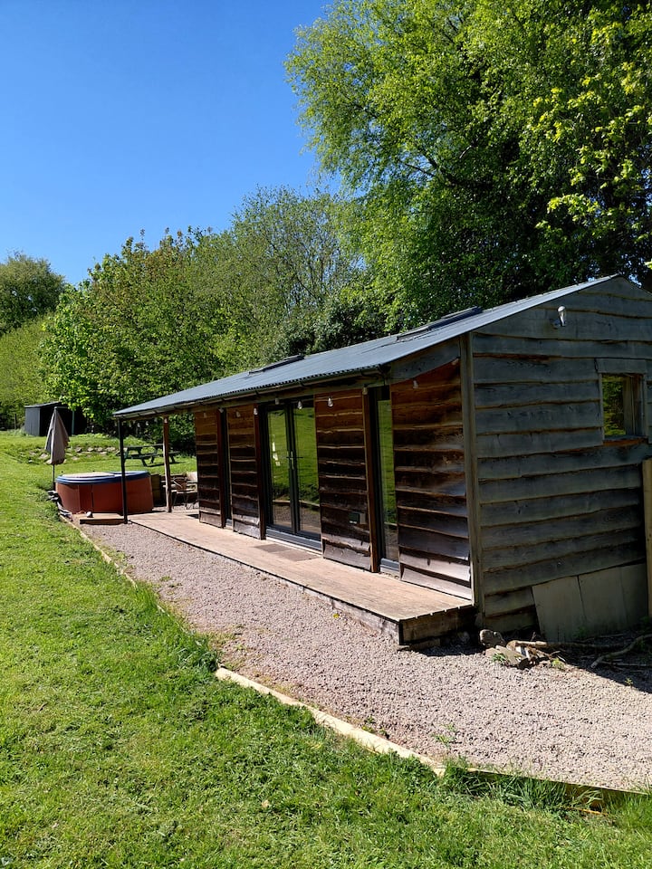 Bluebell Cabin - Usk
