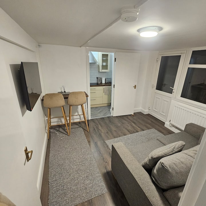 Snug On Eden - Derry